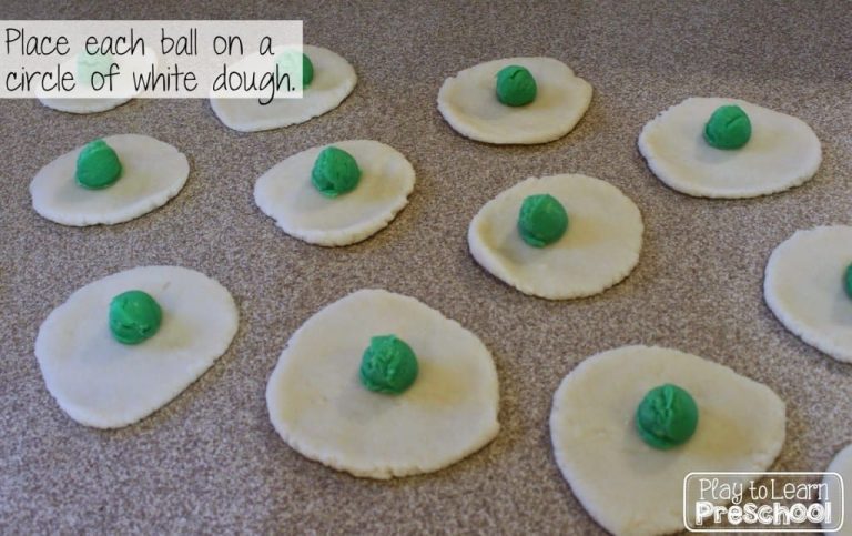 Magic Play Dough for the First Day of School - Play to Learn Preschool