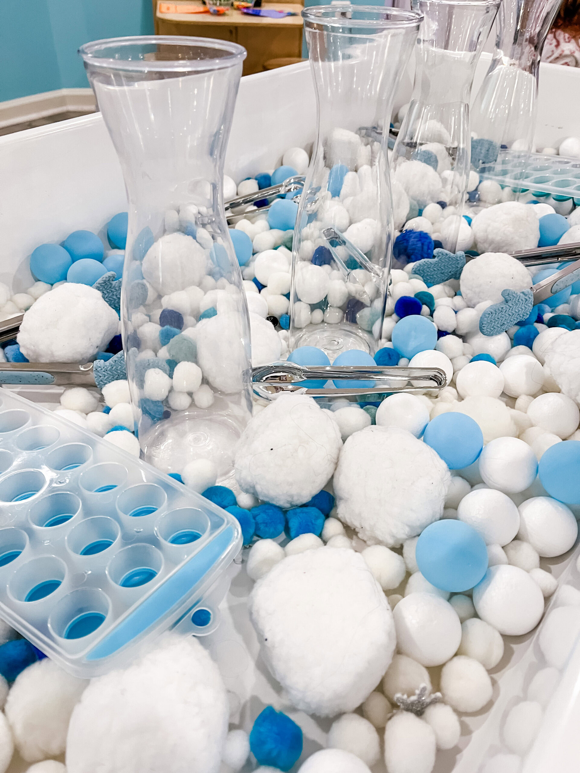Snowball sensory bin for preschool - Play to Learn Preschool